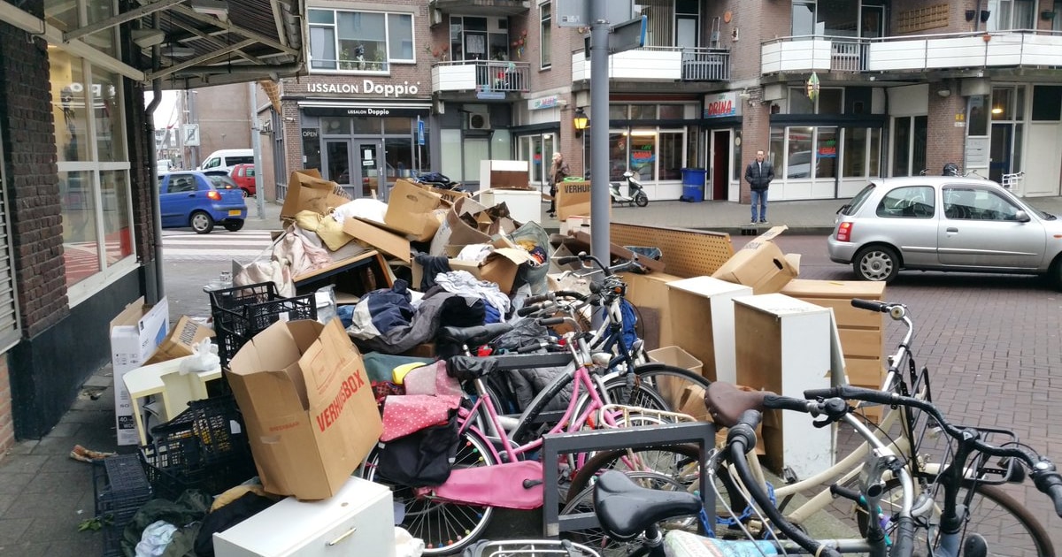 Hoopje grofvuil groeit uit tot enorme berg rommel in Rotterdam ...