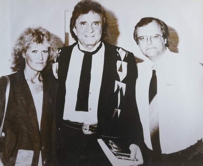 Failliete Cor zat diep in de schulden: hij vocht zich terug en haalde ...