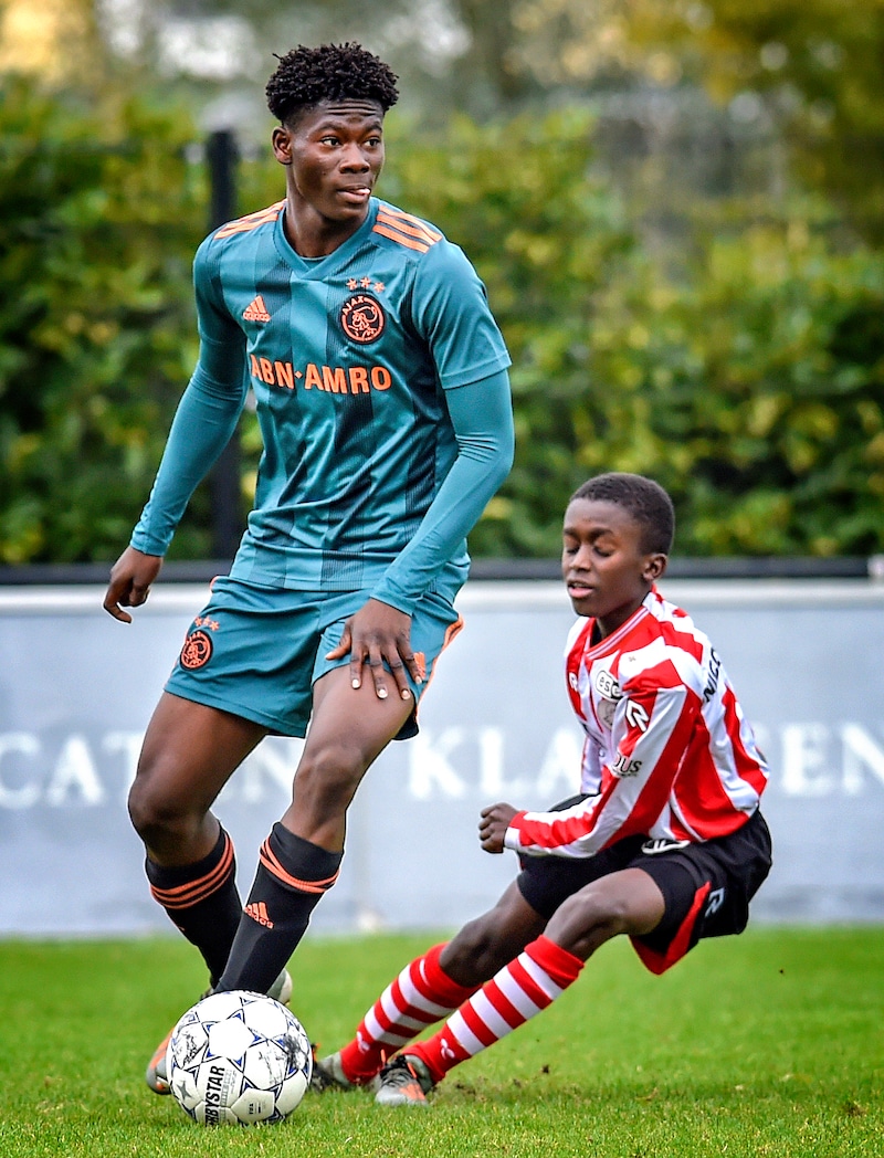 De historische foto van Ayoni Santos als jeugdspeler bij Sparta duikt ...