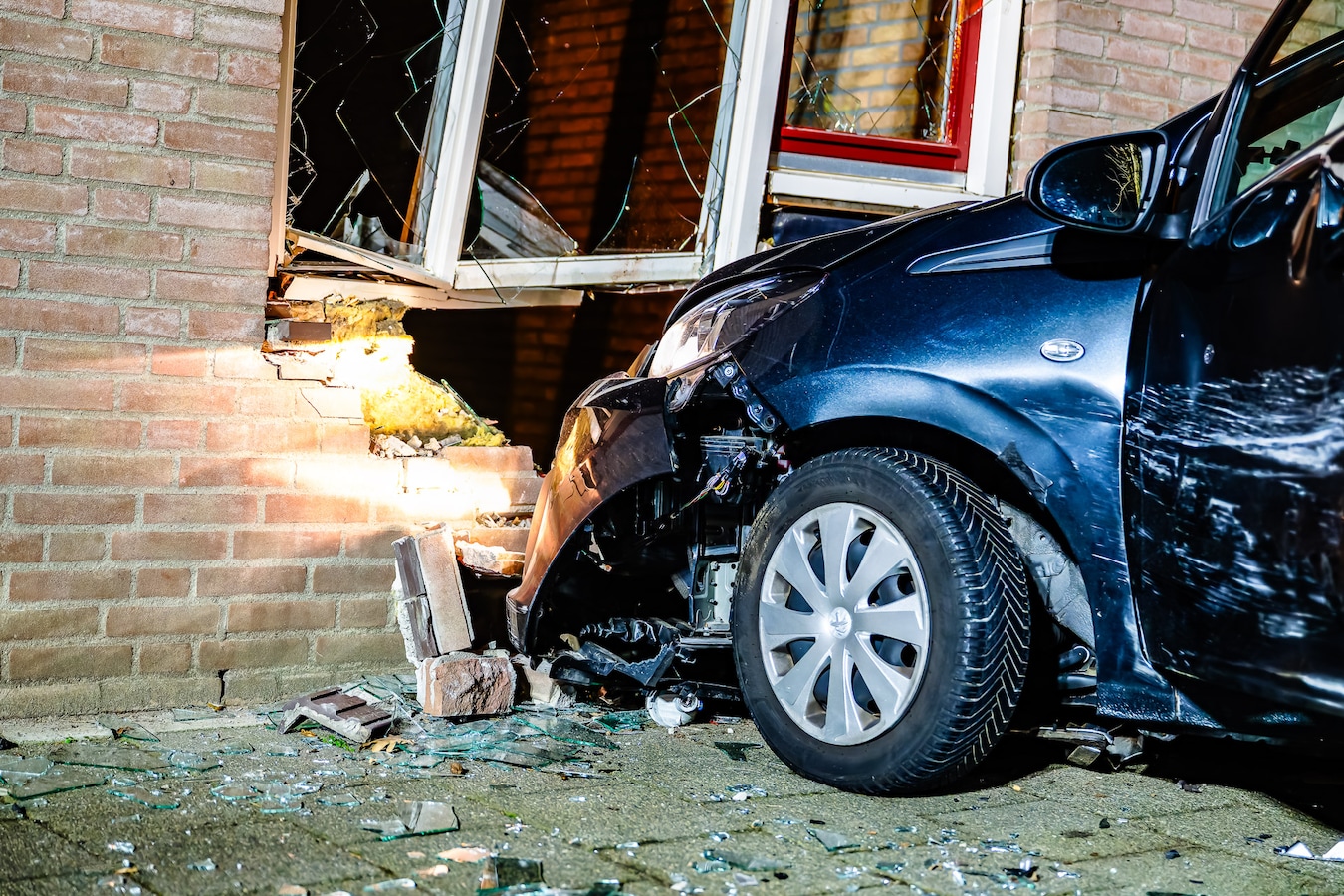 Vrouw zonder rijbewijs (18) rijdt eenrichtingsweg in en ramt huis ...
