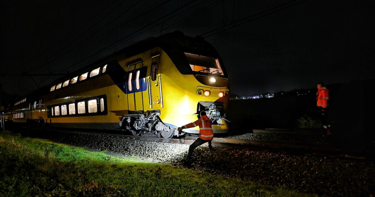 Trein botst op auto in Udenhout, bestuurster en haar baby komen er ...