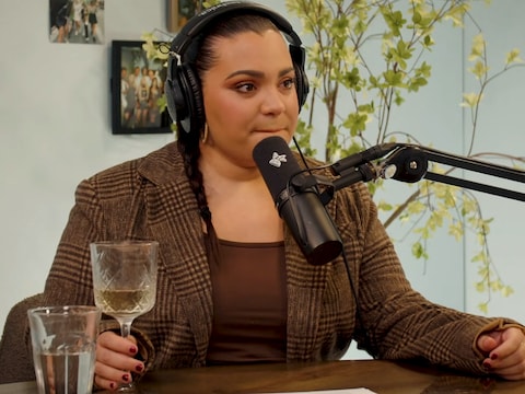 Shelley van Ogene maakt pijnlijke fout bij schrijven briefje voor fan ...