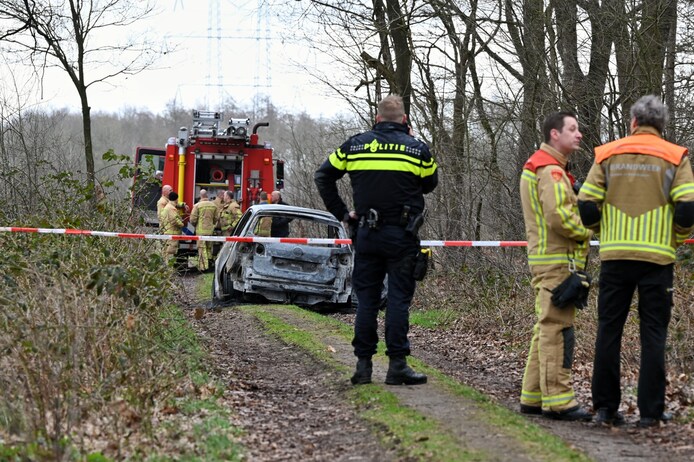 Boswachter ontdekt brandende auto, maar weet dan nog niet dat een dode achter het stuur zit ...