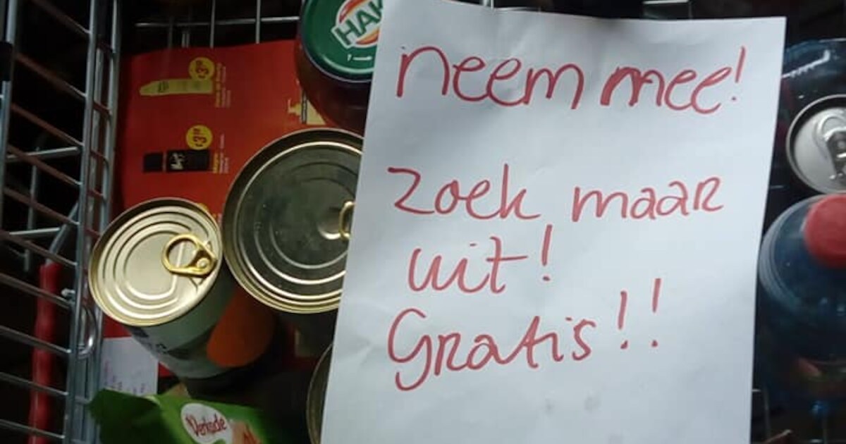 Anonieme gulle gever laat winkelwagen vol boodschappen achter ...