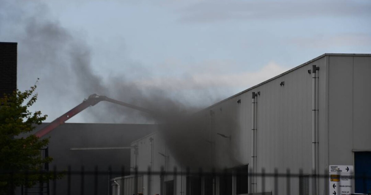 Brand in bedrijfspand Kraker Trailers in Axel, vijf mensen naar ziekenhuis | 112 nieuws ...