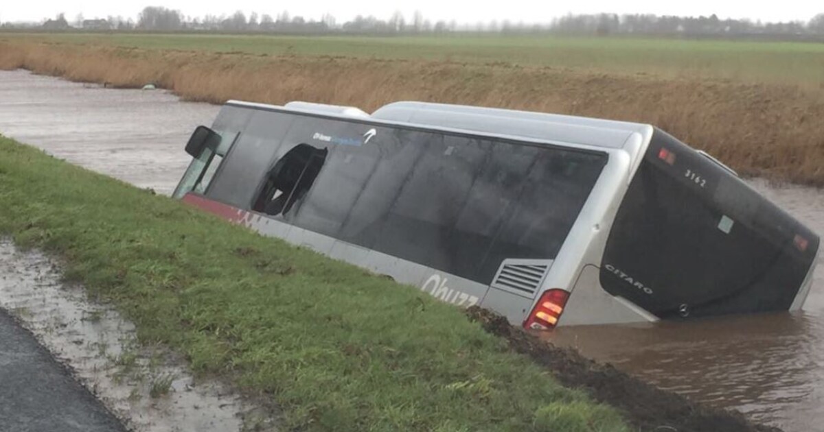 Bus waait met passagiers en al het kanaal in | Binnenland | AD.nl