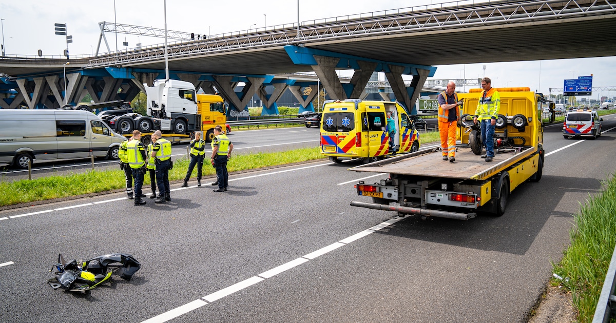 Motorrijder raakt zwaargewond bij eenzijdig ongeval op de A15 ...