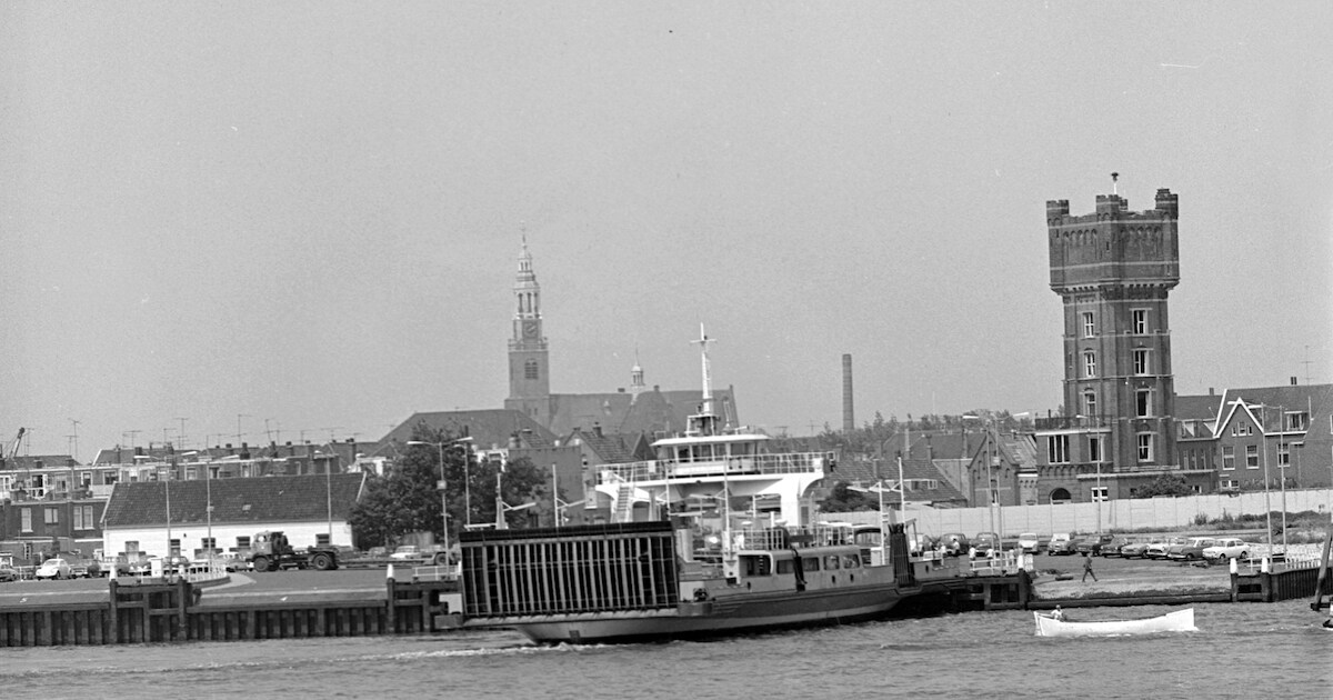 De watertoren en de Groote Kerk vormden samen het gezichtsbepalende ...