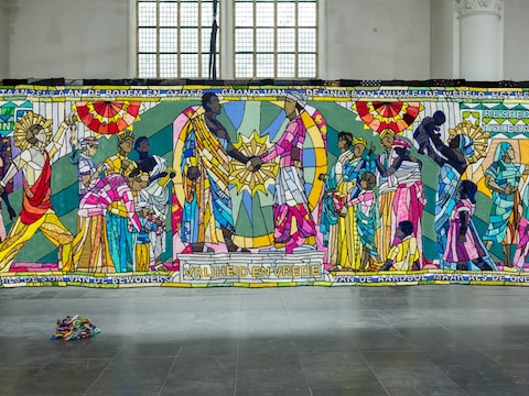 Wandkleed slavernijverleden onthuld in Delftse Oude Kerk | Regio | AD.nl