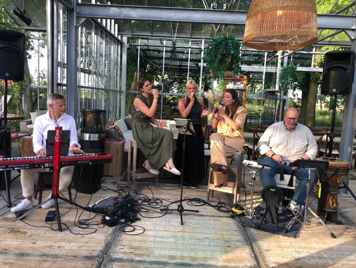 Niek de Groot speelt met band tijdens uitvaarten: ‘Dan mag je geen ...