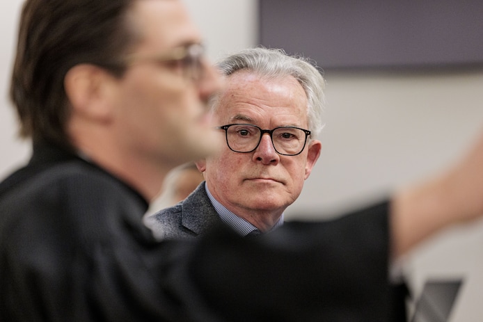 Rechter acht ‘masturberende burgemeester’ wél schuldig aan ‘aanstootgevend gedrag’ achter stuur ...