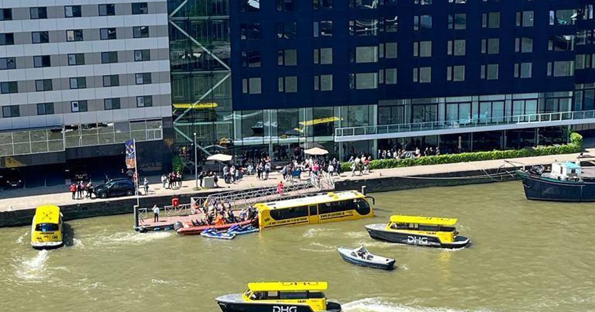 Rondrit met varende bus snel voorbij: 45 passagiers van boord gehaald ...
