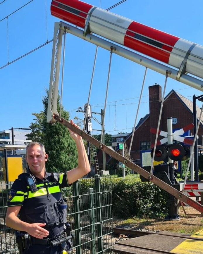 Wijkagent doet net op tijd spoorboom omhoog voor bejaarde dame met rollator op spoor Den Dolder ...