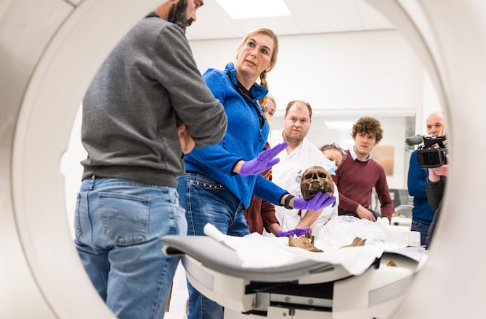 Bijzondere ‘patiënt’ door de CT-scan: ziekenhuis scant botten van een ...