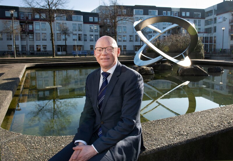 Oud-burgemeester krijgt zijn beloofde cadeautje: Houten stelt jaarlijks ...