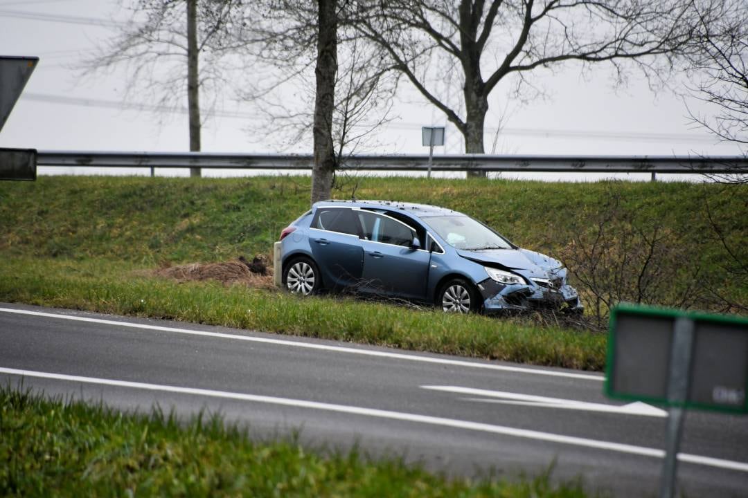 Auto belandt in berm langs A58 bij Kapelle | Foto | AD.nl