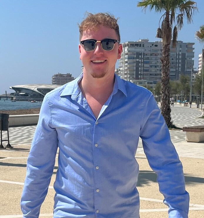 Bij Damian onthulde ‘Barney’ zijn nieuwe dartpijlen: ‘Wil zo groot ...