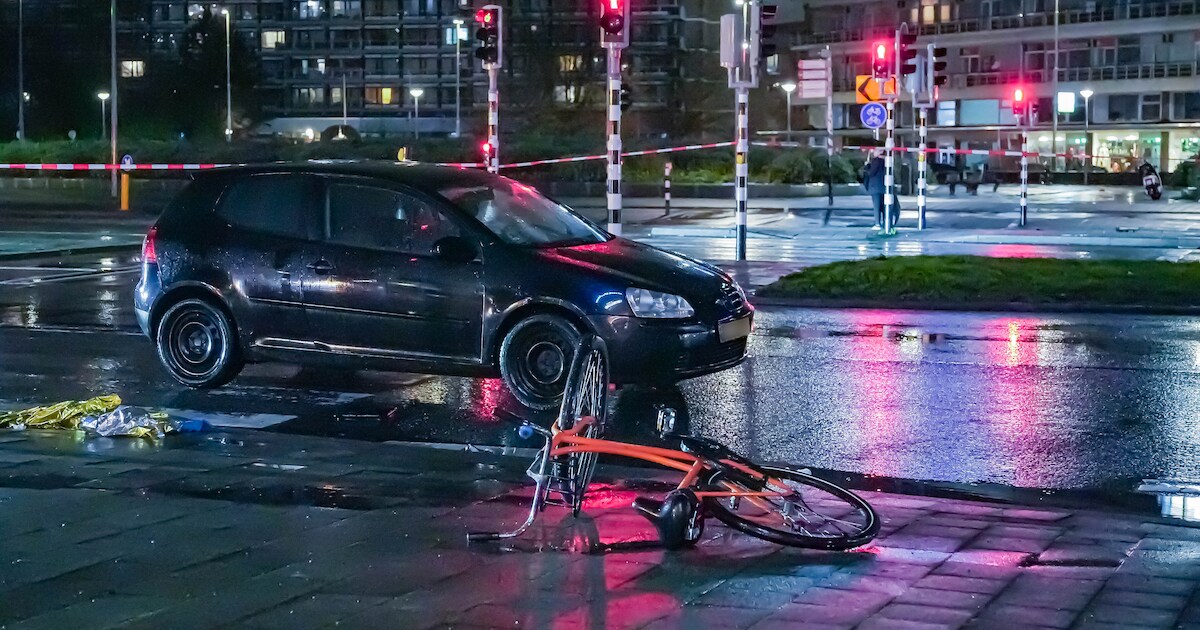 Fietser zwaargewond na aanrijding op kruispunt bij Rotterdam-Zuidplein ...