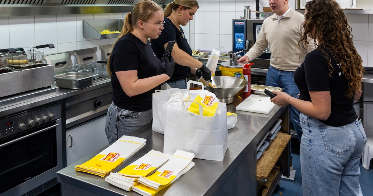 Op bezoek bij een cafetaria in Twente die maar twee uur per week open ...