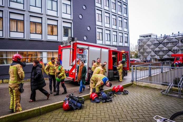 Patiënt GGZ-instelling Eindhoven sticht brand in isoleercel, man geboeid afgevoerd | Eindhoven ...