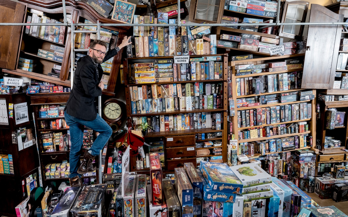 Deze spelletjesfan begon zijn eigen spelletjeswinkel | Foto | AD.nl