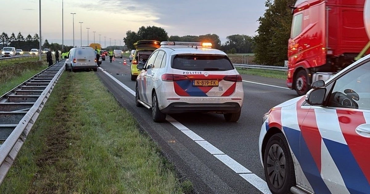 Ongeval met vier voertuigen op A50 bij Veghel, forse schade bij botsing | Eindhoven | AD.nl