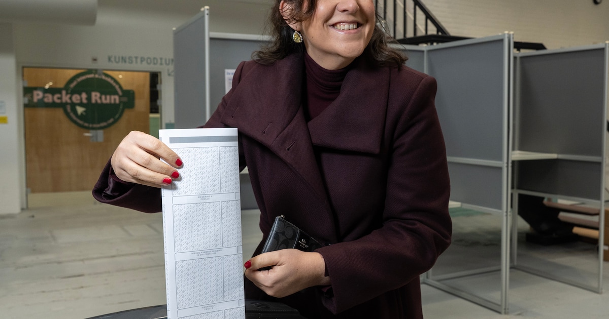 Ontspannen Hanneke Steen (CDA) brengt stem uit in techniekmuseum Oyfo ...