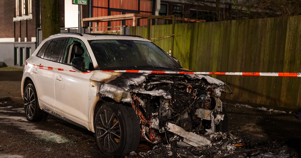 Voorkant van auto verwoest door brand aan de Voorschoterstraat in ...
