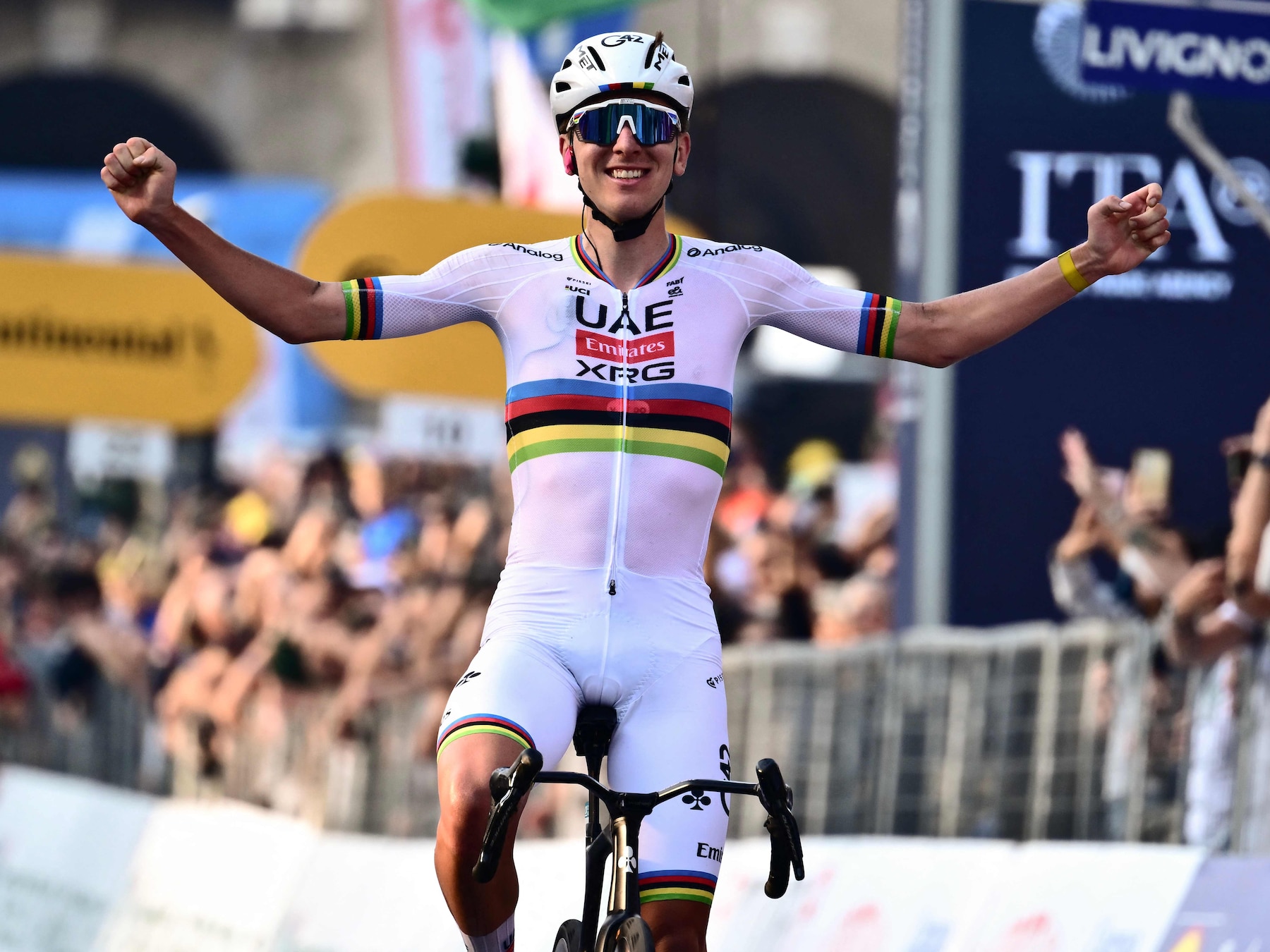 Remco Evenepoel haalt Tadej Pogacar in en kroont zich op magistrale ...