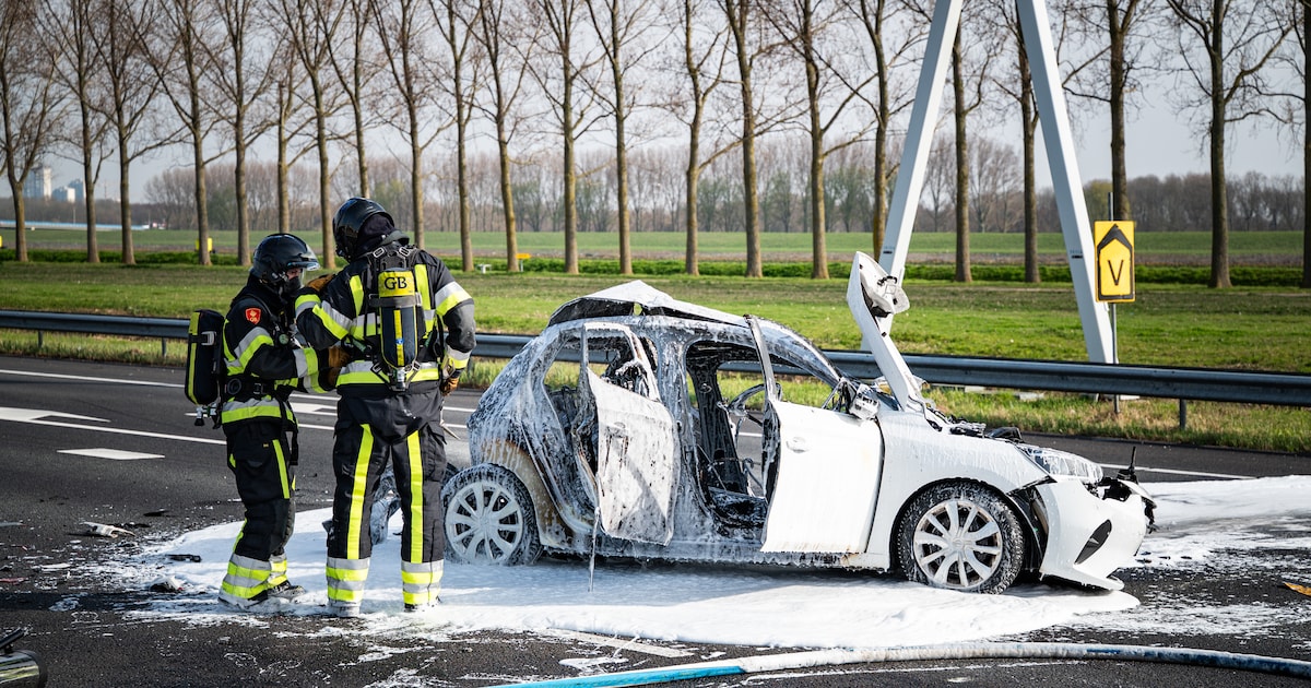 Vrachtwagenchauffeur aangehouden na ongeluk met auto die in brand ...