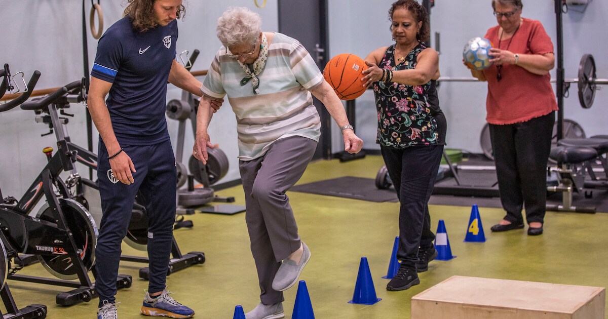 Ouderen kunnen weer naar buiten dankzij anti-valklas: ‘Dit is een soort Michael Jackson-oefening ...