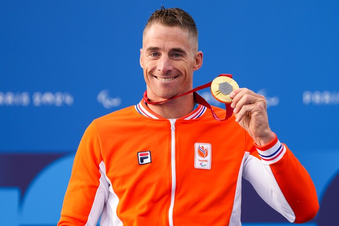 Drie gouden plakken voor topatleet, en bij thuiskomst is handbiker ...