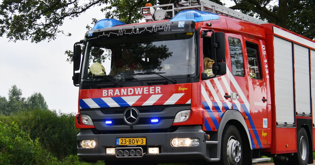 Brandweer redt twee bewoners en hond uit woning in Nederhorst den Berg na brand in oven ...