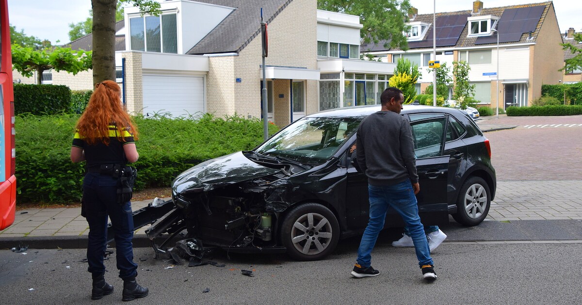 Auto raakt zwaar beschadigd bij botsing met lijnbus | Westland | AD.nl