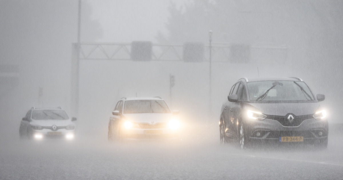 Vrijdagavond flinke onweersbuien met hagel en zware windstoten, na het ...