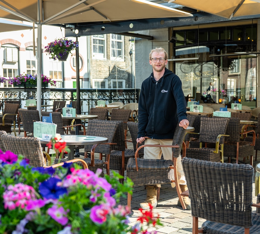 Ake (32) zet al bijna dertien jaar elke ochtend om 07.00 uur het terras ...