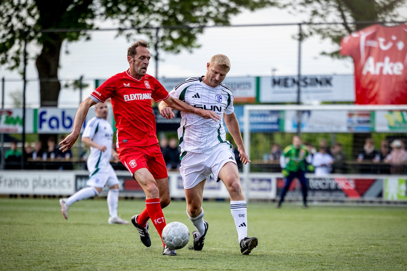 Erik ten Hag springt op fiets en maakt voor even comeback als coach ...