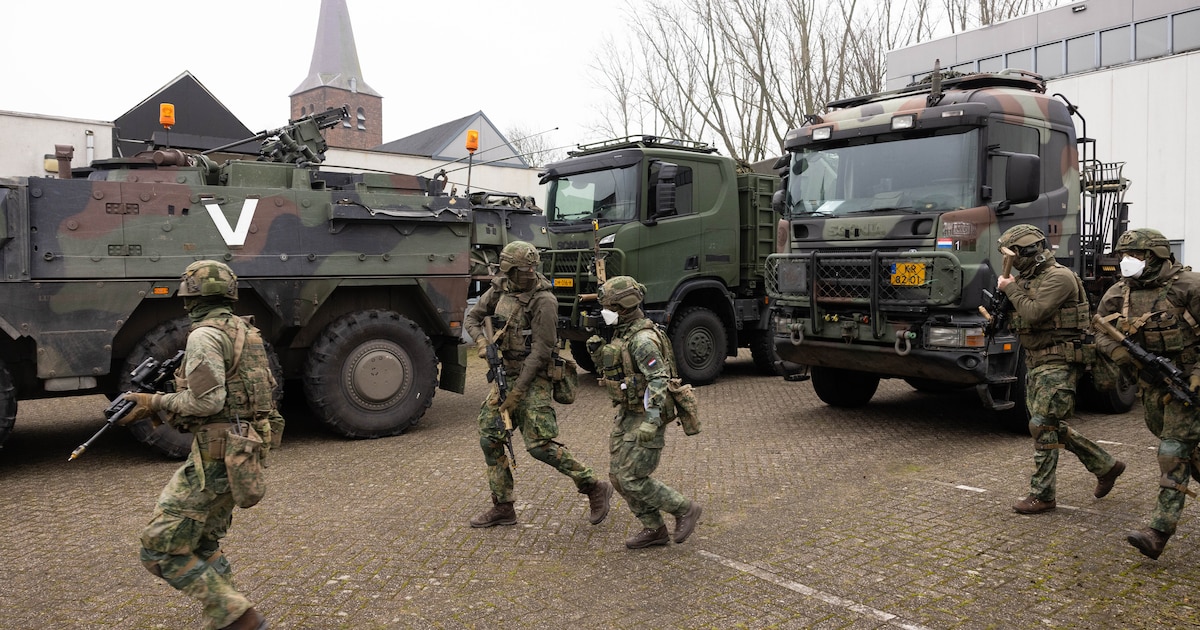 Militaire oefening in Bergen voor militairen in opleiding | Barneveld ...