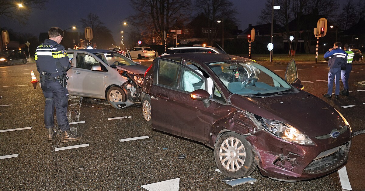 Twee auto's botsen op kruispunt in Waalwijk, voertuigen zwaar beschadigd | Waalwijk | AD.nl