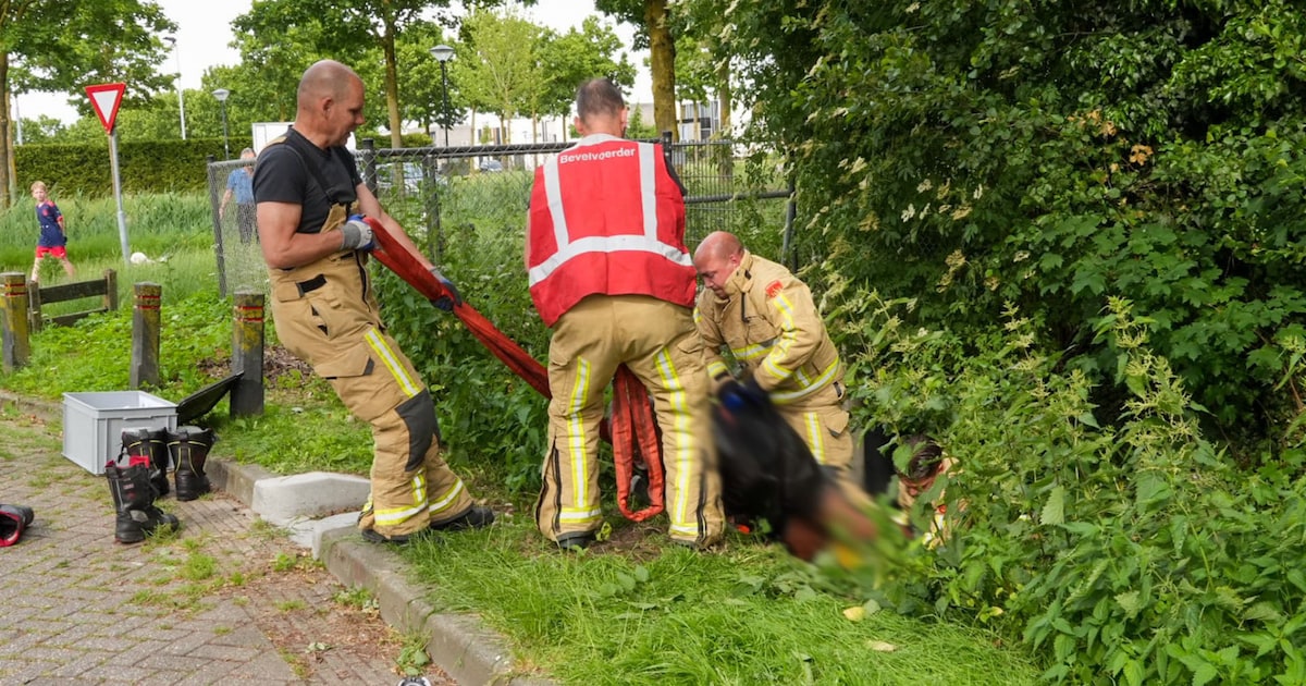 Man valt van fiets en belandt in sloot in Helmond, brandweerlieden ...