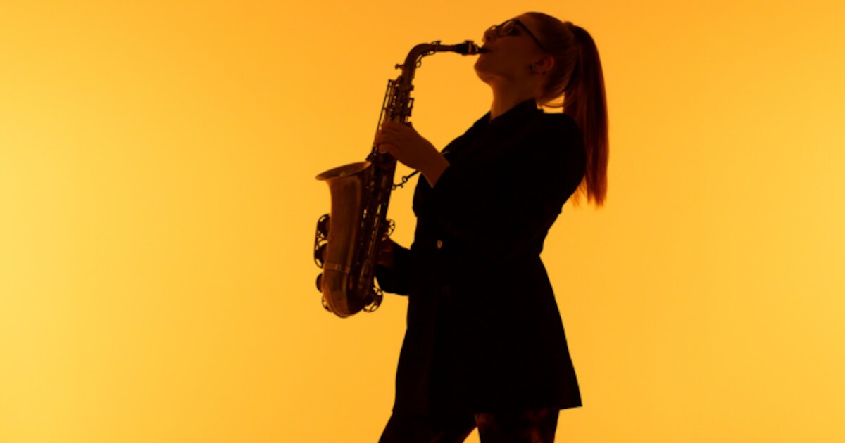 Saxofoniste Jess Gillam speelt in Tuinen van Weldadigheid in Veenhuizen ...