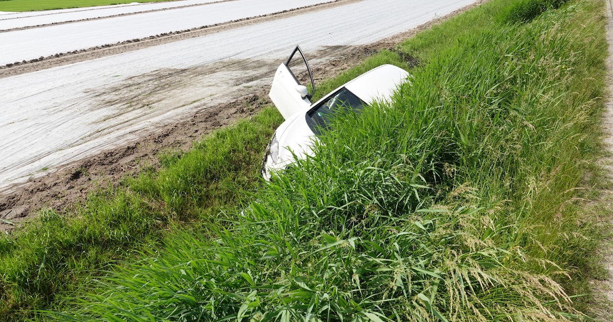 Auto belandt in sloot langs Donkereweg Heerhugowaard | Regio | AD.nl