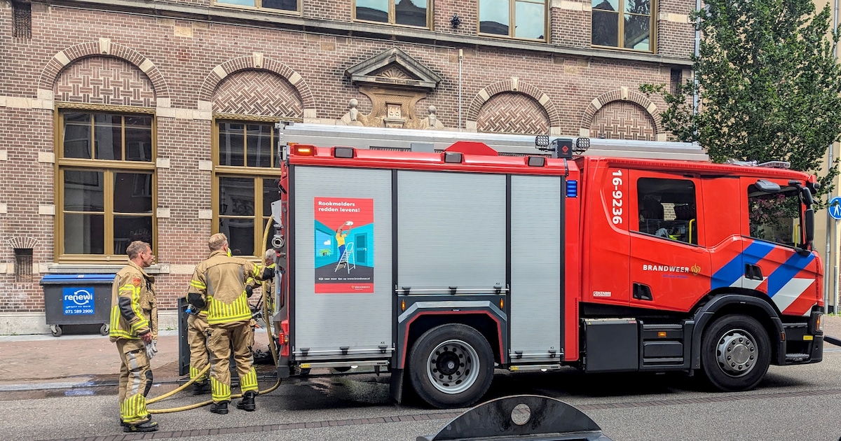 Brandweer blust klein brandje in prullenbak op de Breestraat in Leiden ...