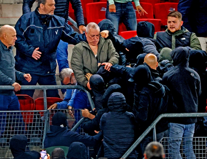 26 AZ-fans melden zich bij politie na rellen tegen West Ham; 10 die nog gezocht worden vanavond ...