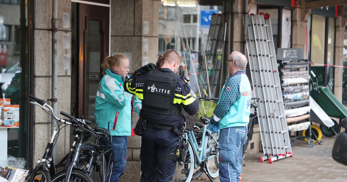 Pistool op het hoofd en met een mes bedreigd, zussen (82 en 77 ...