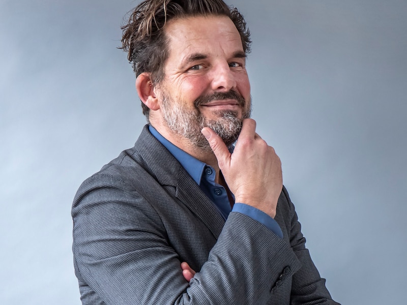 Jerry waardeert de kleurrijke spandoek met de tekst: ‘Een wereld die ...