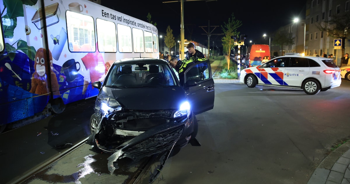Auto en tram botsen op Gandhilaan in Delft | Regio | AD.nl