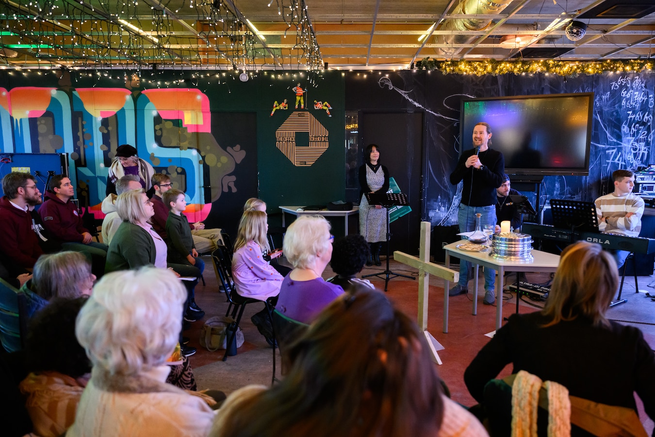 Knipperende lichten en neonletters zijn decor van kerkdienst: ‘Het ...