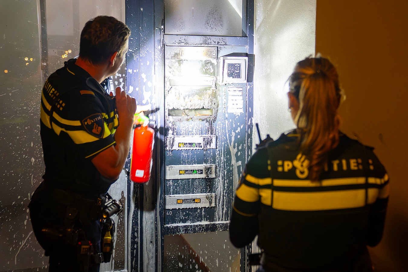 Vlammen bij portiek van flatcomplex geblust door politie in Oss ...