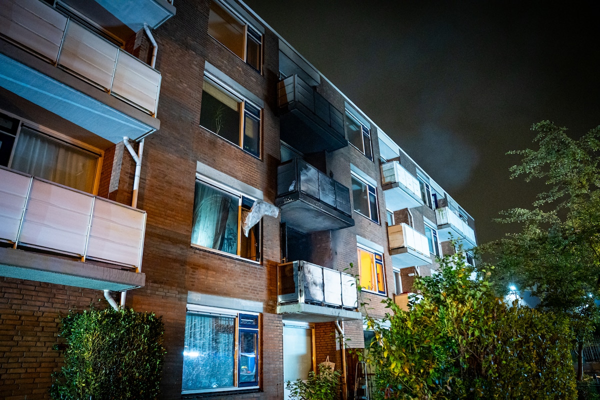 Zeker twee huizen onbewoonbaar na brand in flatgebouw in Rotterdam ...